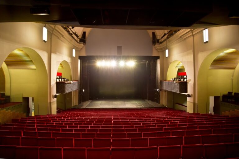 🎭Divadlo Hybernia 🎭 - program, vstupenky, obsazení